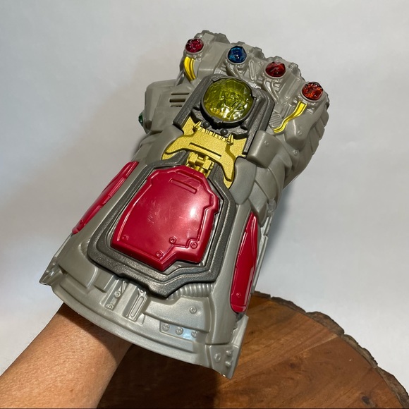 Marvel | Toys | Marvel Avengers Electronic Gauntlet W Light And Sound ...